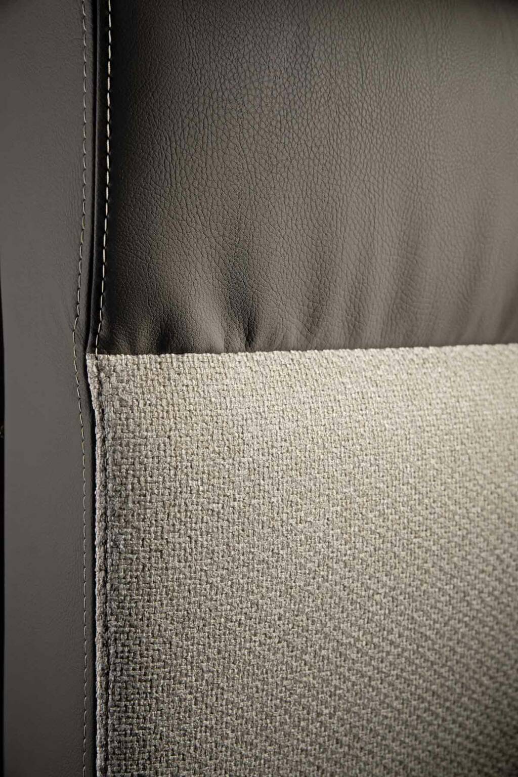 Challenger 270, low-profile with twin drop-down beds